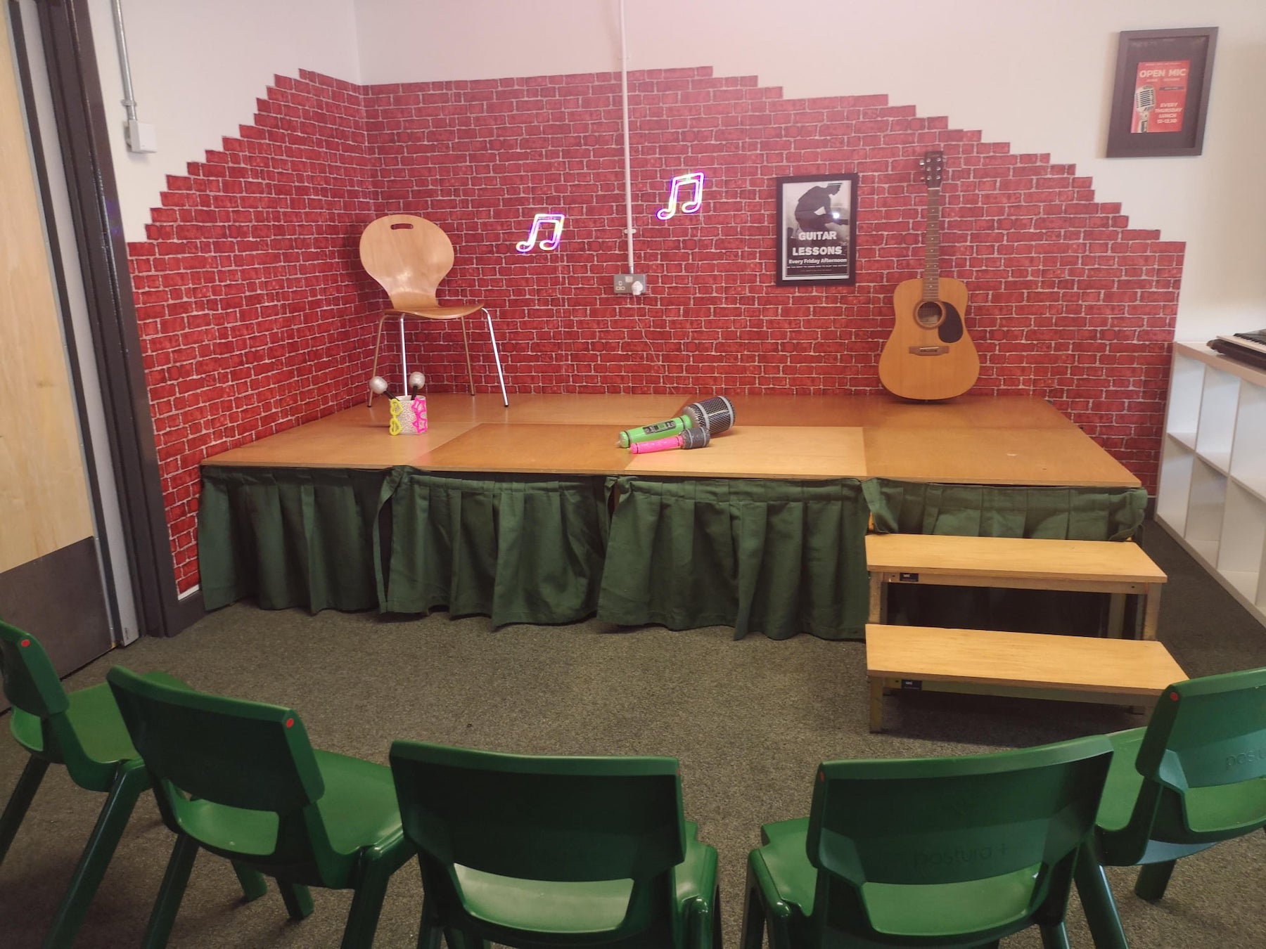 We support Barrow URC Primary School with a donation ‧ Taylor Wimpey