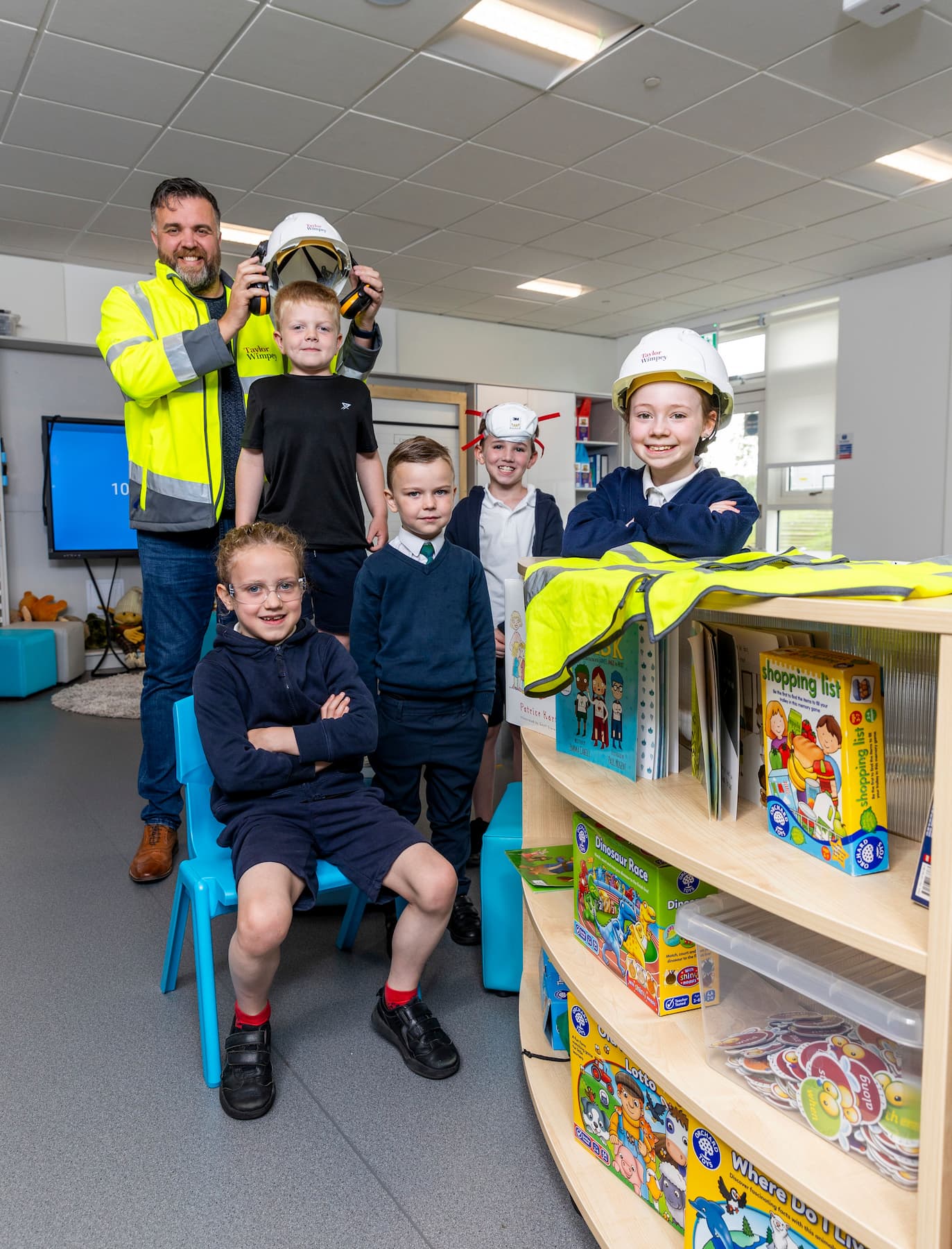 We give a lesson in safety to local schoolchildren in Carnbroe ‧ Taylor ...