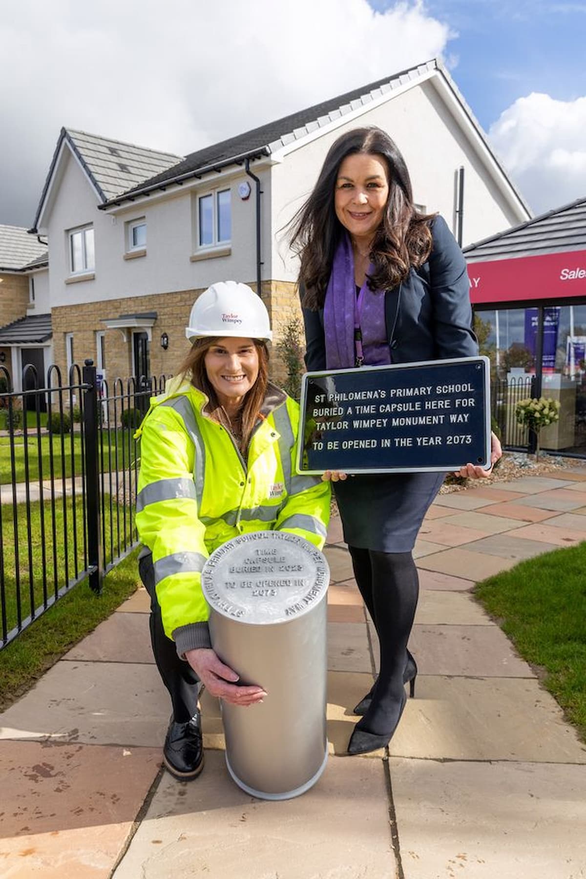 School pupils bury time capsule in Robroyston ‧ Taylor Wimpey
