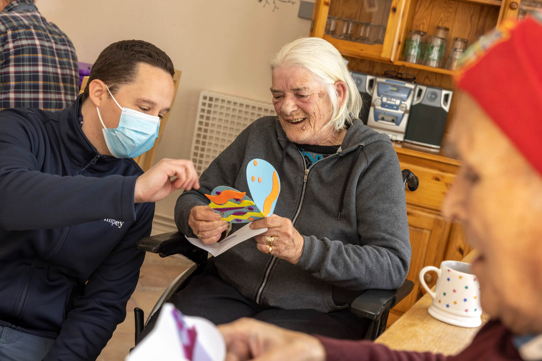 Welsh school children gift Easter cards to care home ‧ Taylor Wimpey