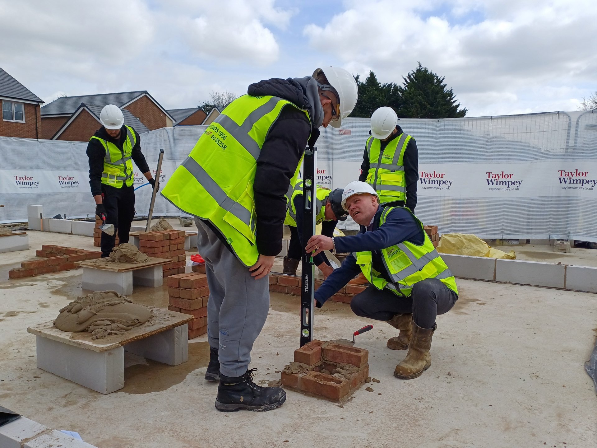 We host construction taster day for Barnfield College students ‧ Taylor Wimpey