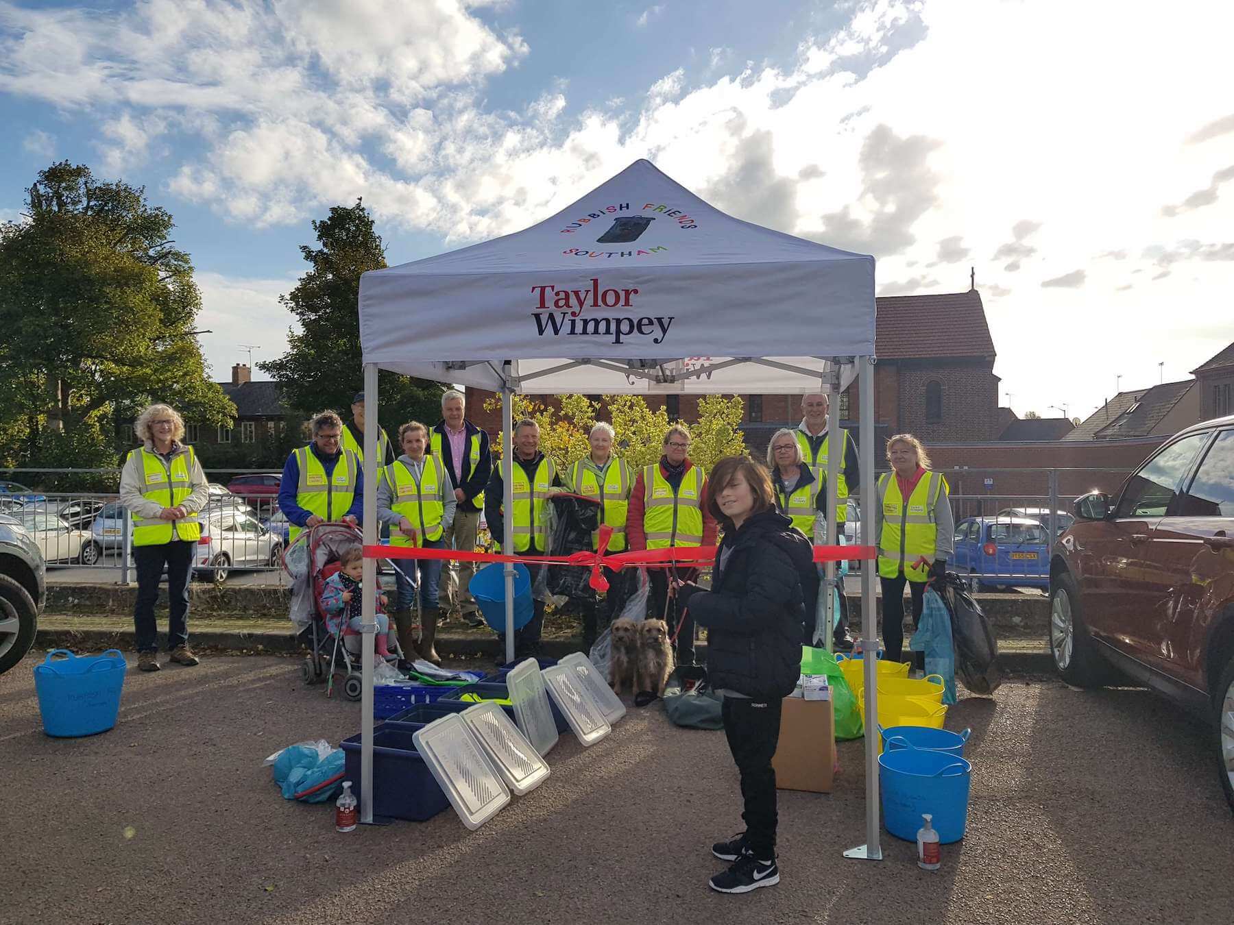 We help Rubbish Friends keep Southam’s streets clean ‧ Taylor Wimpey