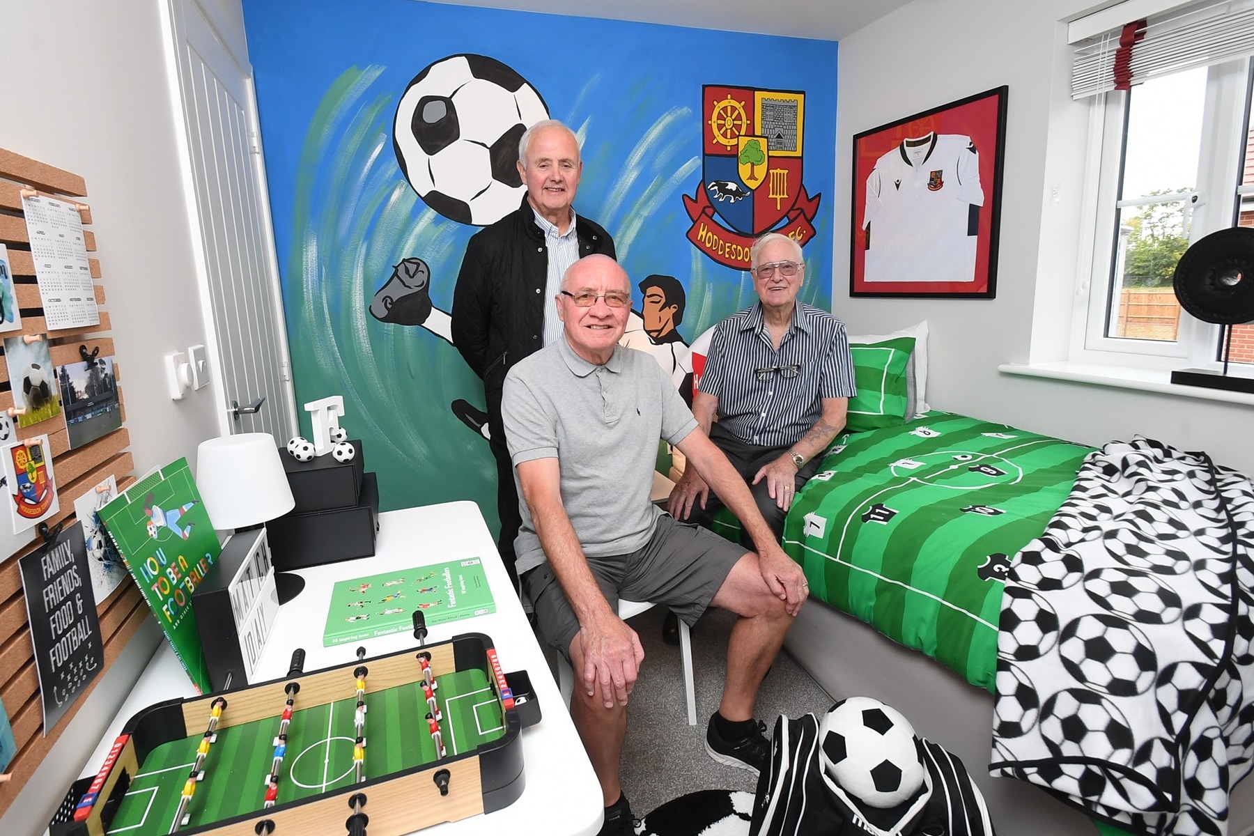 We pay homage to the Hoddesdon Town FC 1975 heroes ‧ Taylor Wimpey