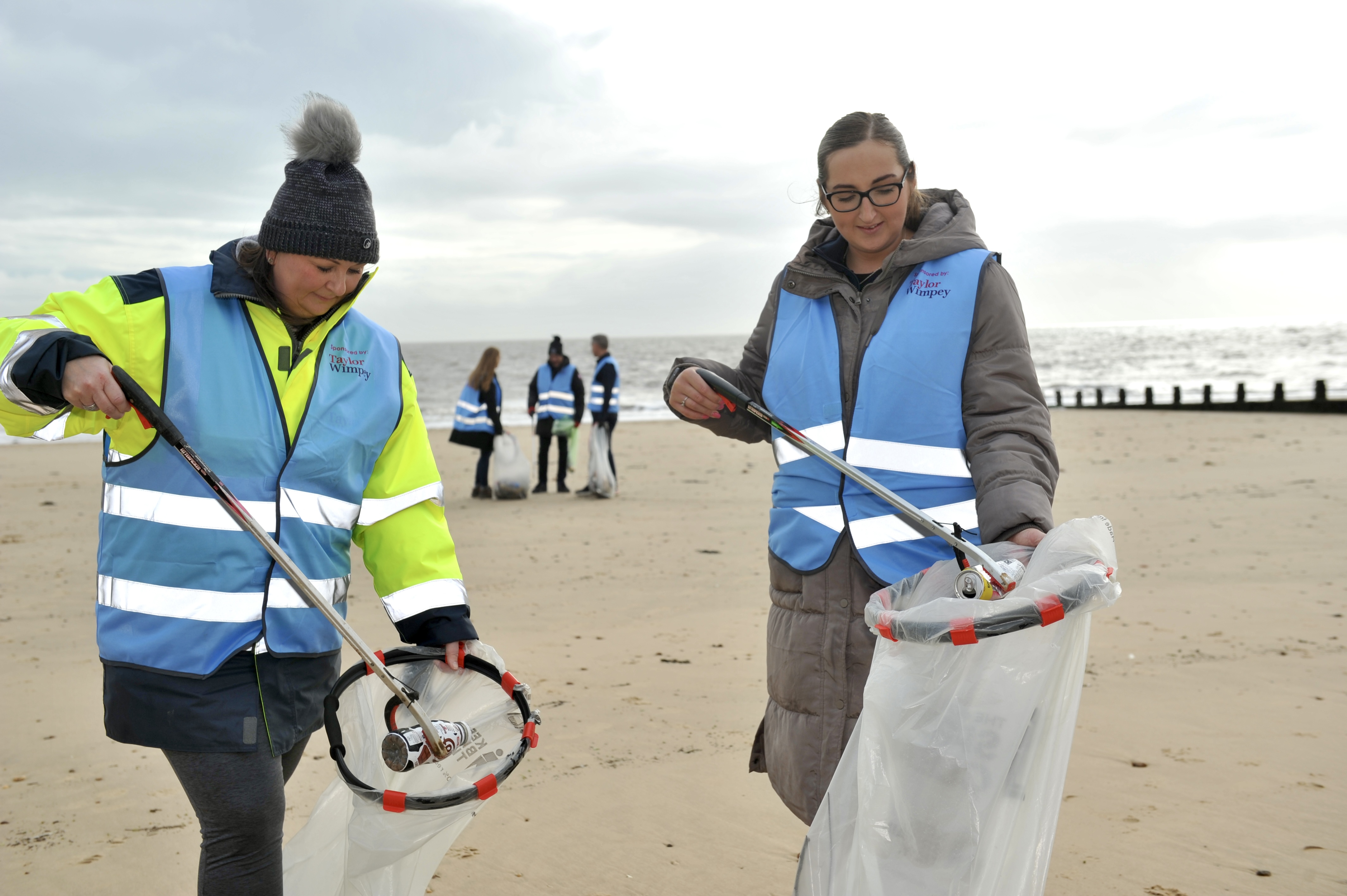 We join forces with Frinton volunteers to clean up their town ‧ Taylor ...